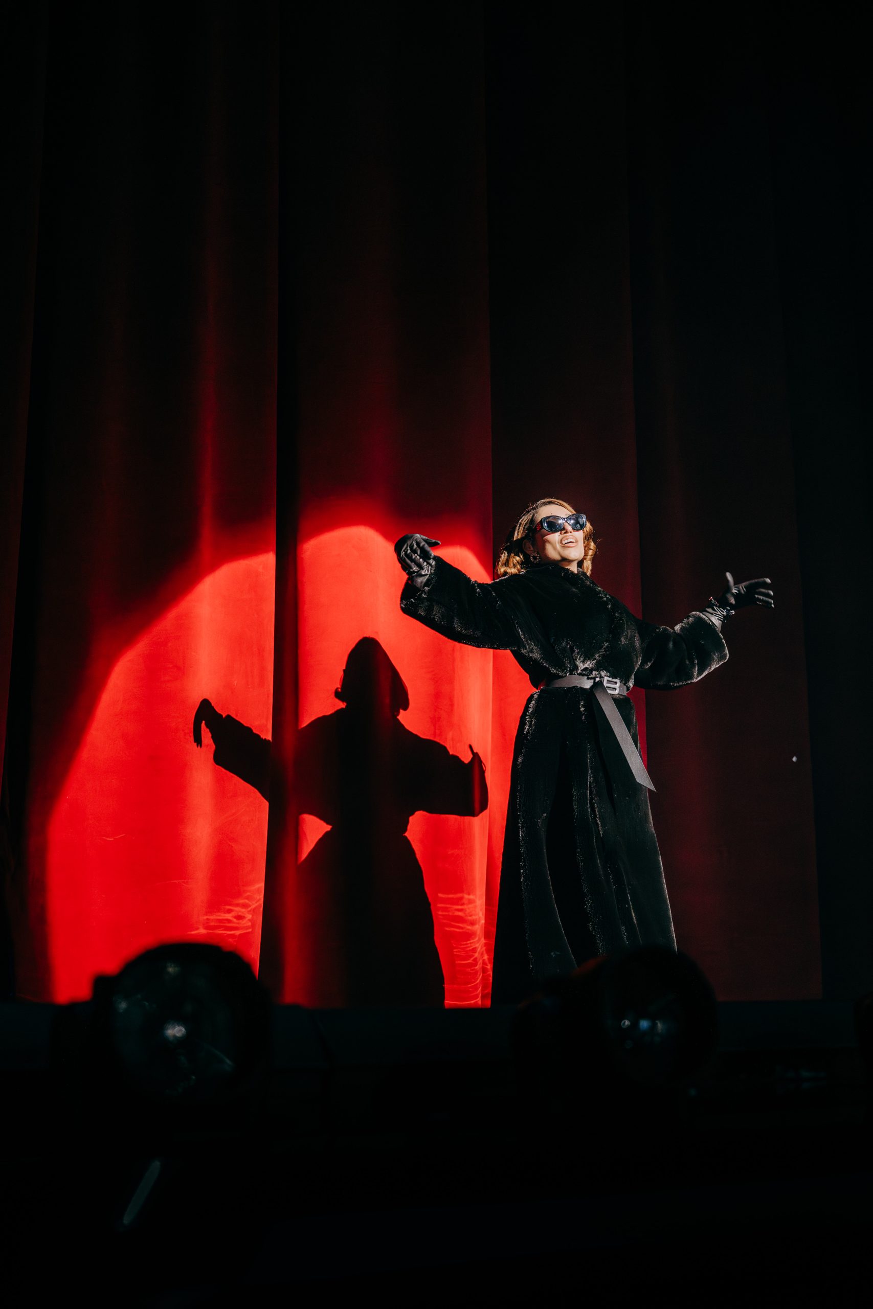 RAYE has kicked off her tour 'THIS TOUR MAY CONTAIN NEW MUSIC' in ...